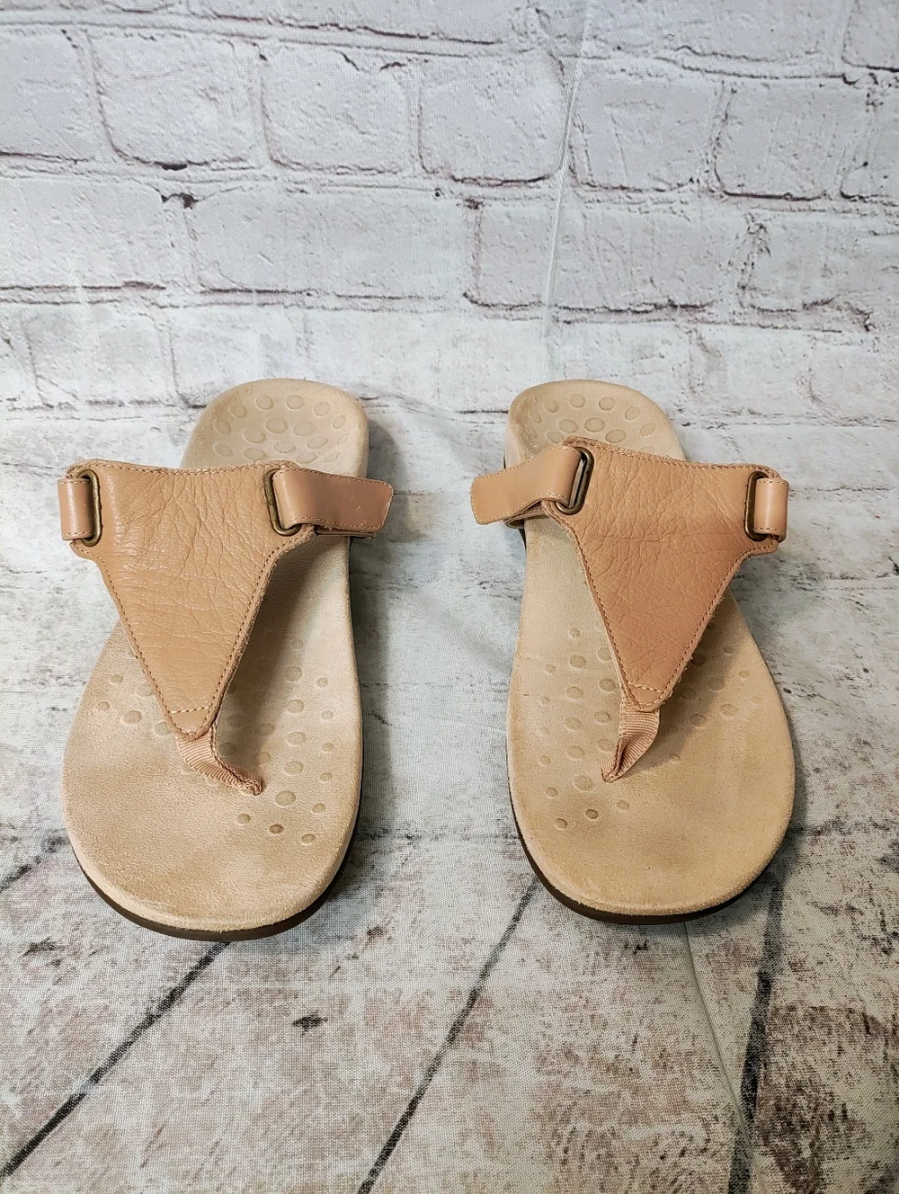 Vionic | Shoes | Vionic Wanda T Strap Supportive Sandals Beige Macaroon ...